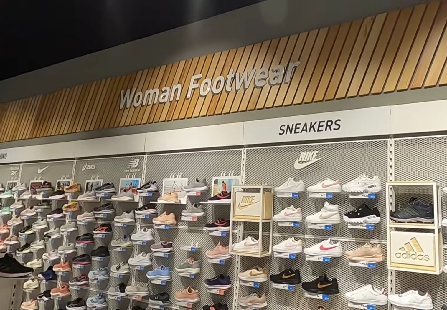 Metropolis Shopping Mall in Larnaca - Larnaca Travel Blog